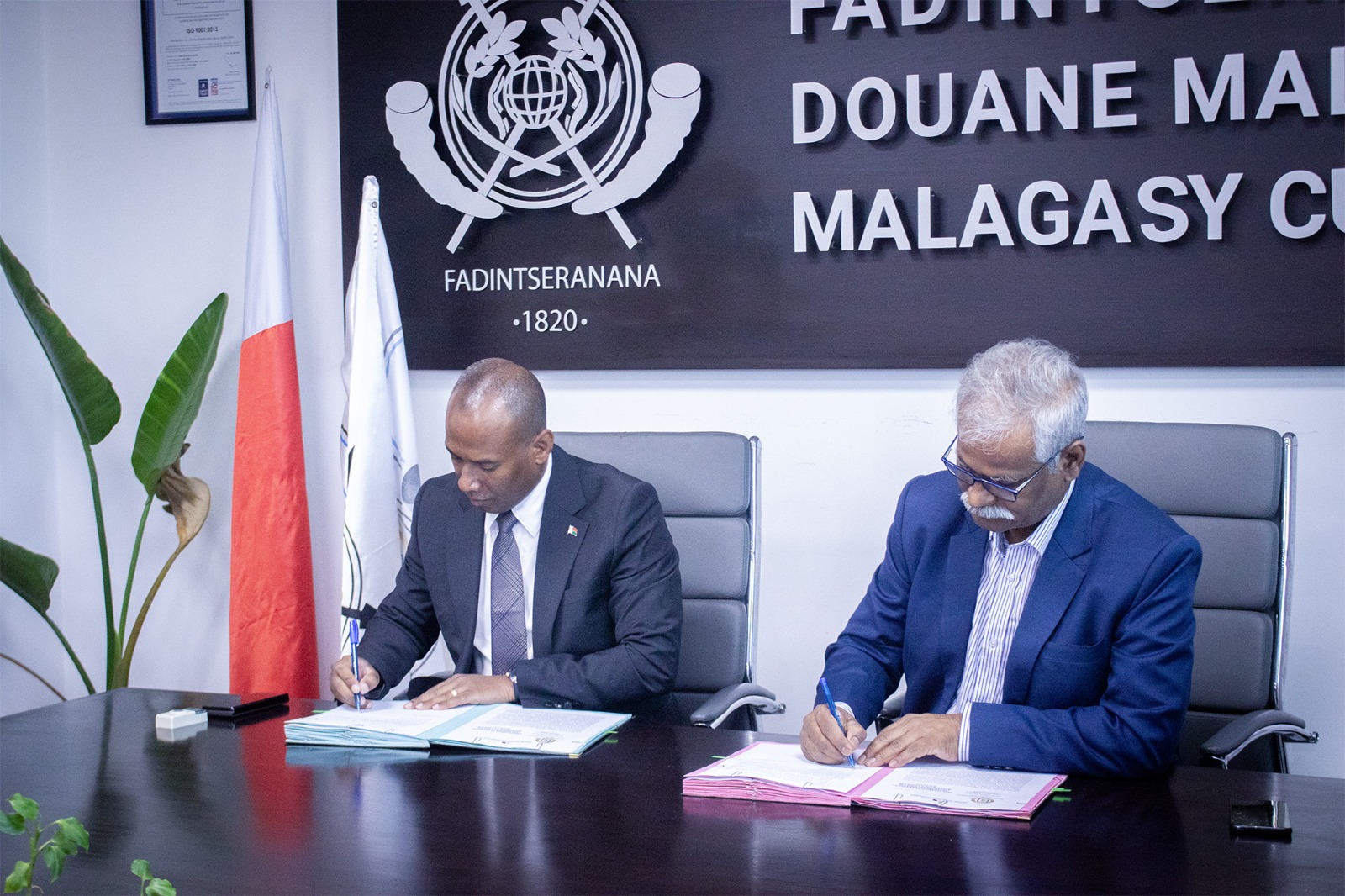 Restitution des 25,5 kg d'or : signature du PV entre les Douanes ...